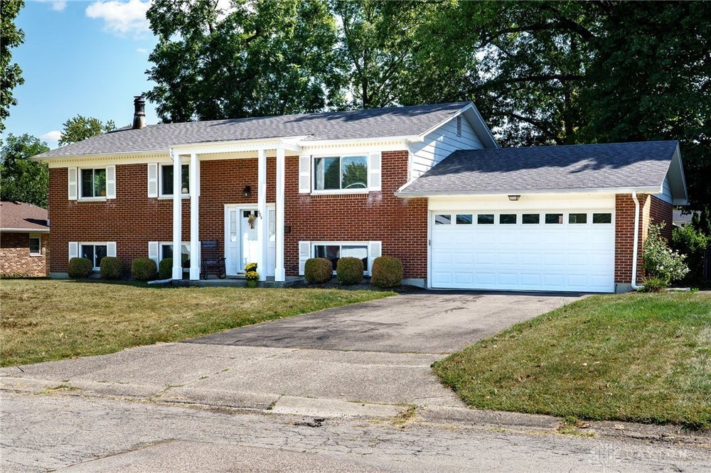 884 Crestmont Drive, Riverside, OH 45431 - MLS# 943008 - Coldwell Banker