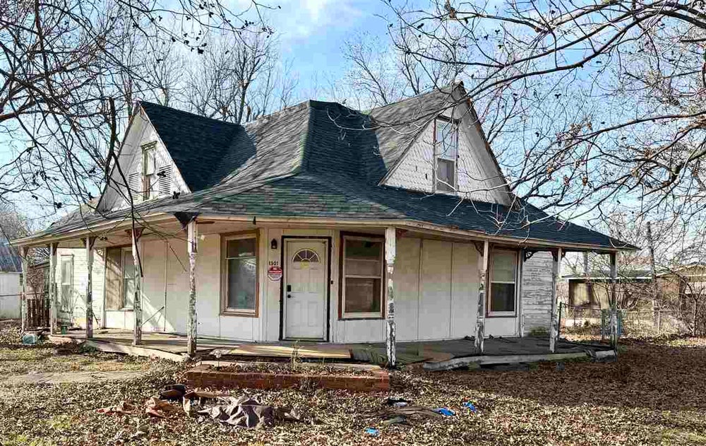 1301 W College, Blackwell, OK 74631 - MLS# 40918 - Coldwell Banker