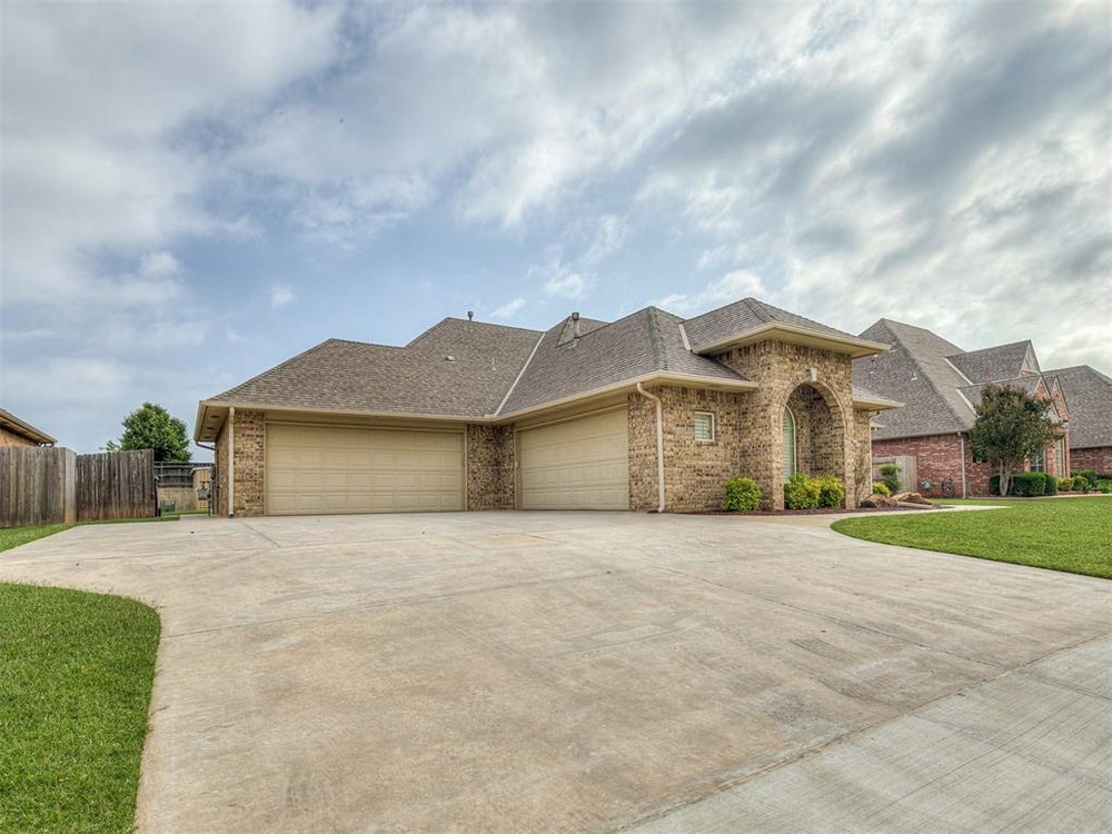 1017 SW 107th Street, Oklahoma City, OK 73170 - MLS# 1170747 - Coldwell ...