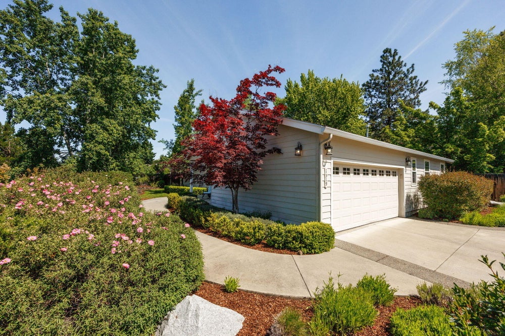 1519 Stardust, Medford, OR 97504 - MLS# 220182885 - Coldwell Banker