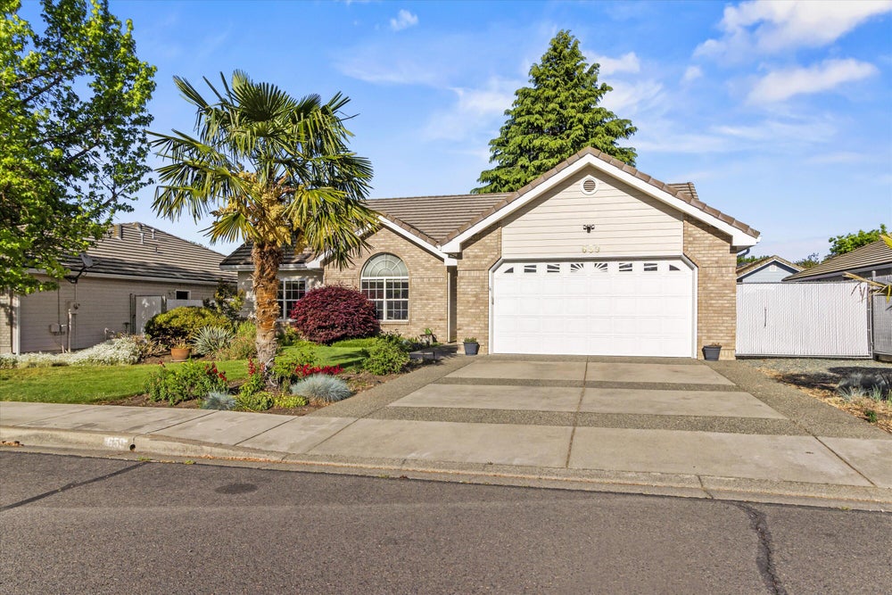 659 Jackson Creek, Central Point, OR 97502 - MLS# 220201373 - Coldwell ...