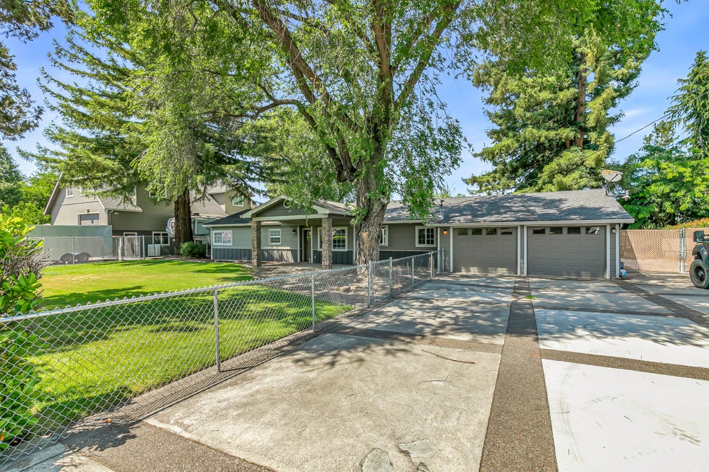 2631 Delta Waters, Medford, OR 97504 - MLS# 220204434 - Coldwell Banker