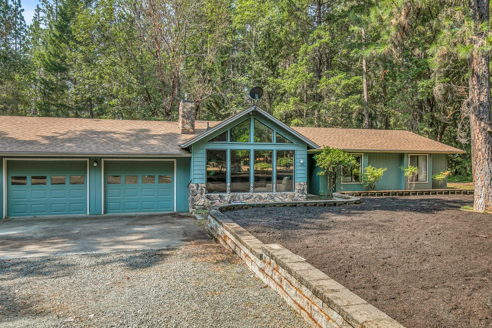 7587 Redthorne, Rogue River, OR 97537 - MLS# 220205997 - Coldwell Banker