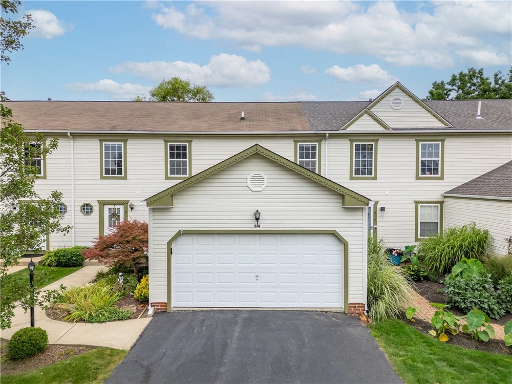 814 Sunset Circle, Cranberry Twp, PA 16066 - MLS# 1668030 - Coldwell Banker