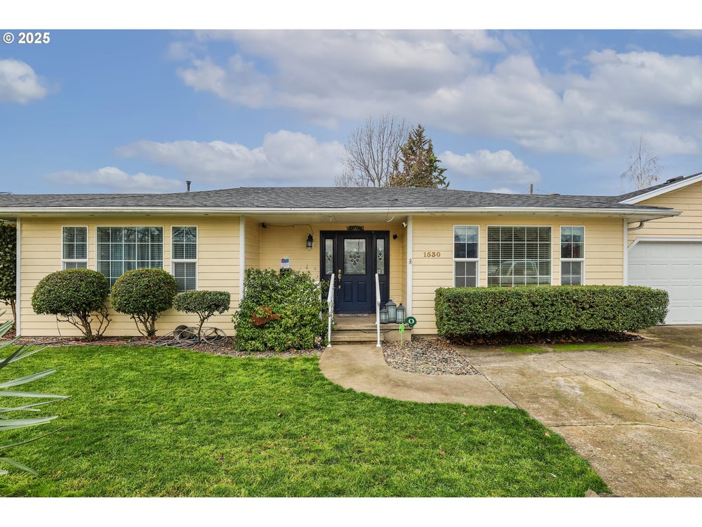 1530 NW Jefferson St, Roseburg, OR 97471 - MLS# 333405514 - Coldwell Banker