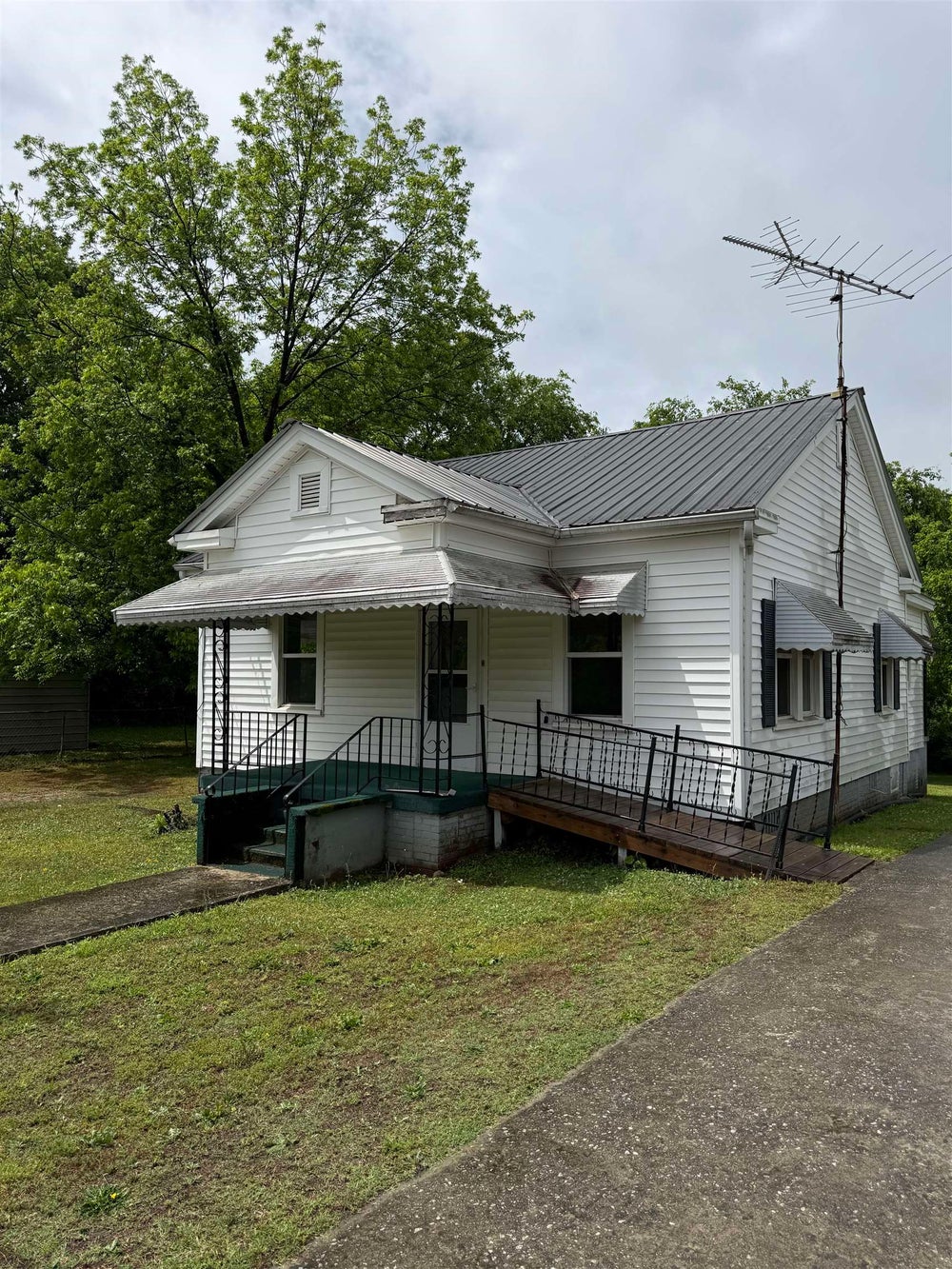 550 Leaman Avenue, Whitmire, SC 29178 - MLS# 331635 - Coldwell Banker