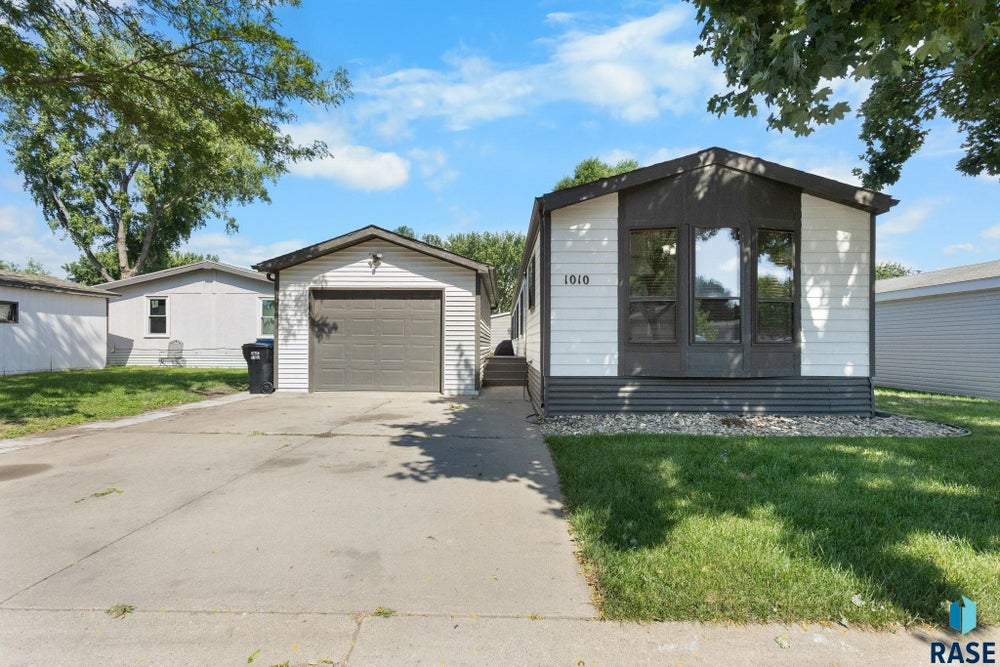 1010 S Ruby Pl, Sioux Falls, SD 57106 - MLS# 22505461 - Coldwell Banker