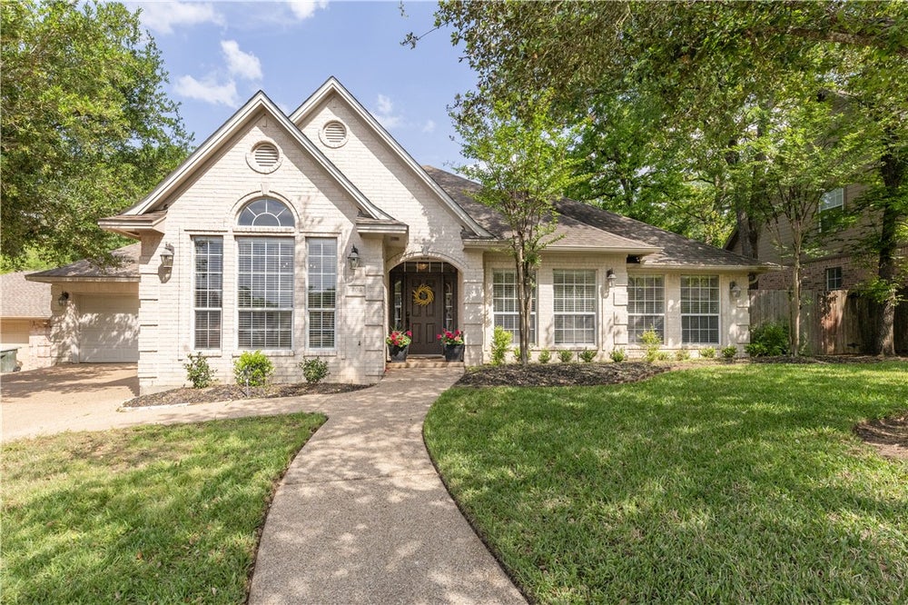808 Southern Hills Court, College Station, TX 77845 - MLS# 25010291 ...