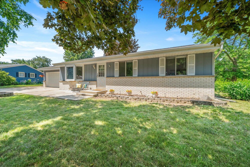 219 Manor Dr, Fredonia, WI 53021 - MLS# 1928925 - Coldwell Banker