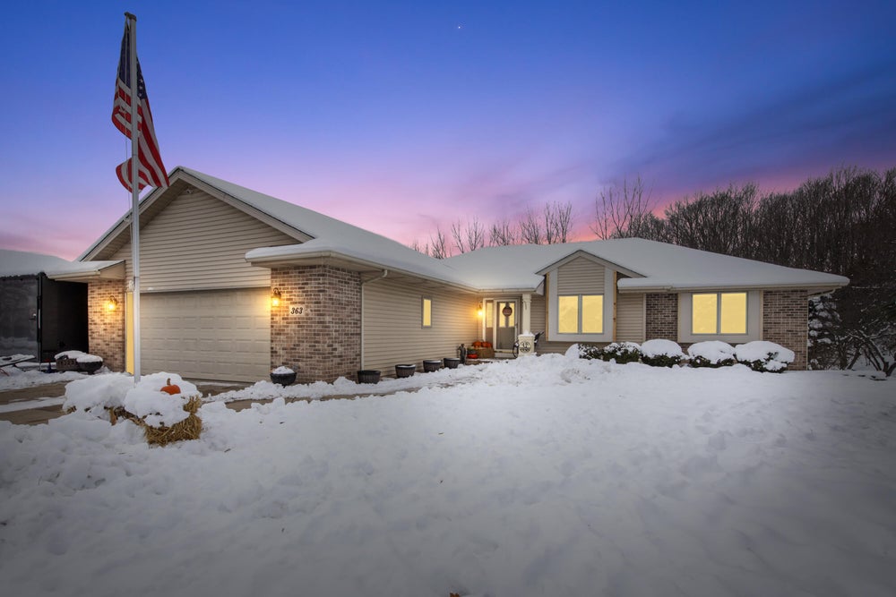 363 Hickory Dr, Fredonia, WI 53021 - MLS# 1944709 - Coldwell Banker