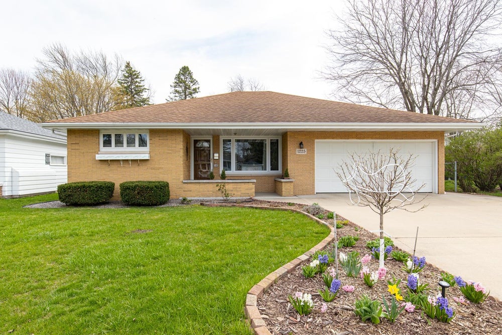 1225 W Parkway Boulevard, Appleton, WI 54914 - MLS# 50290149 - Coldwell ...