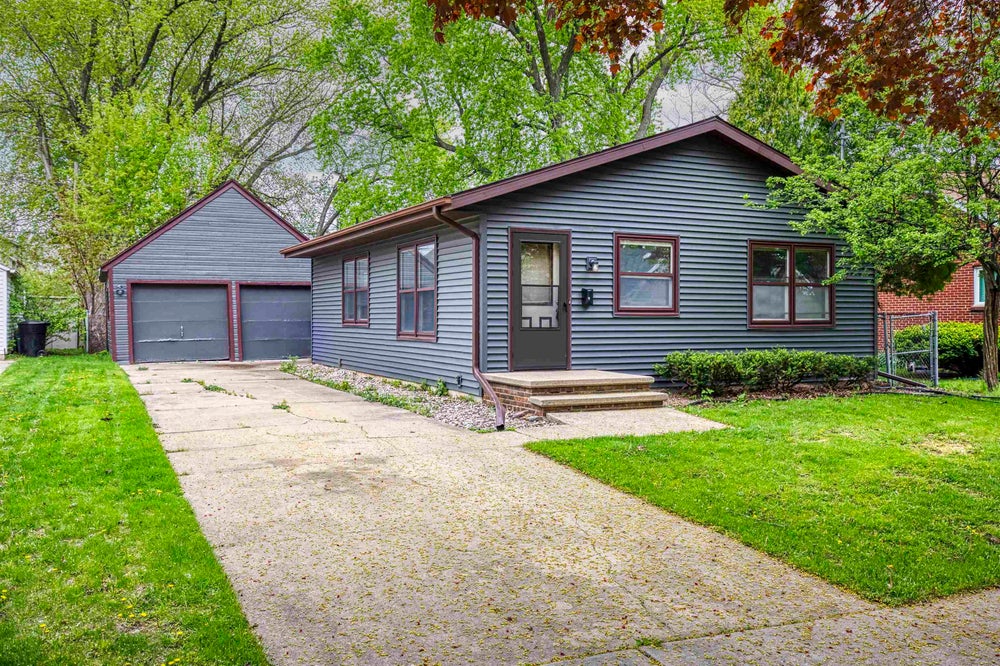 1915 N Erb Street, Appleton, WI 54911 - MLS# 50290972 - Coldwell Banker