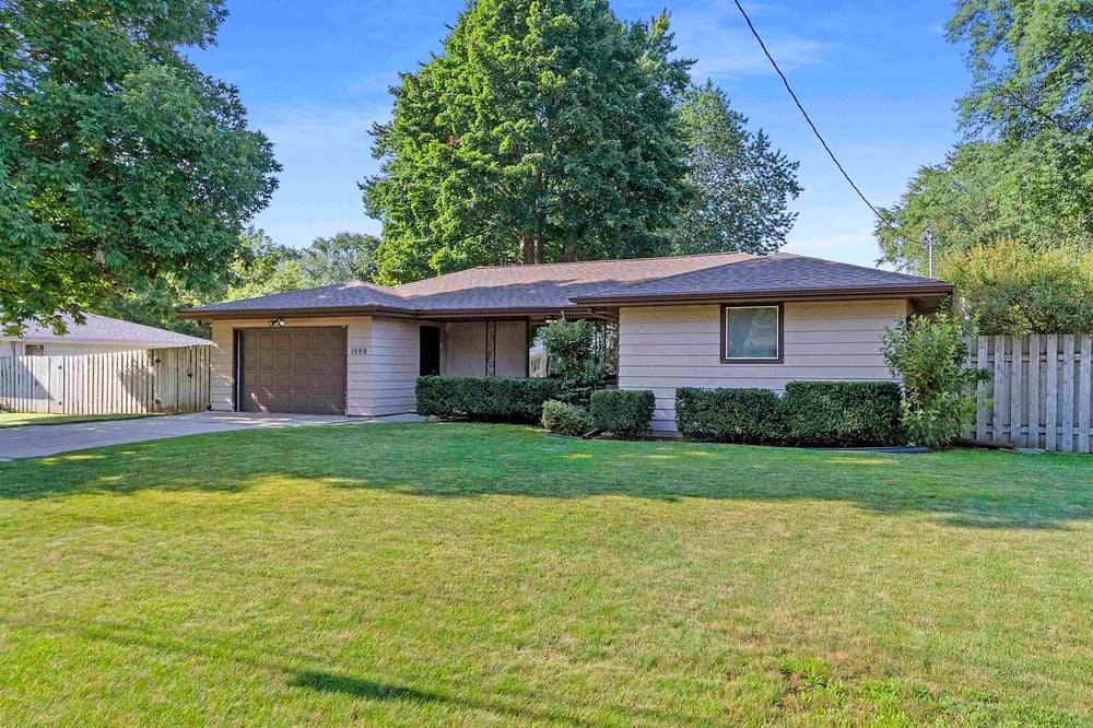 1599 Cormier Road, Green Bay, WI 54313-5354 - MLS# 50312423 - Coldwell ...