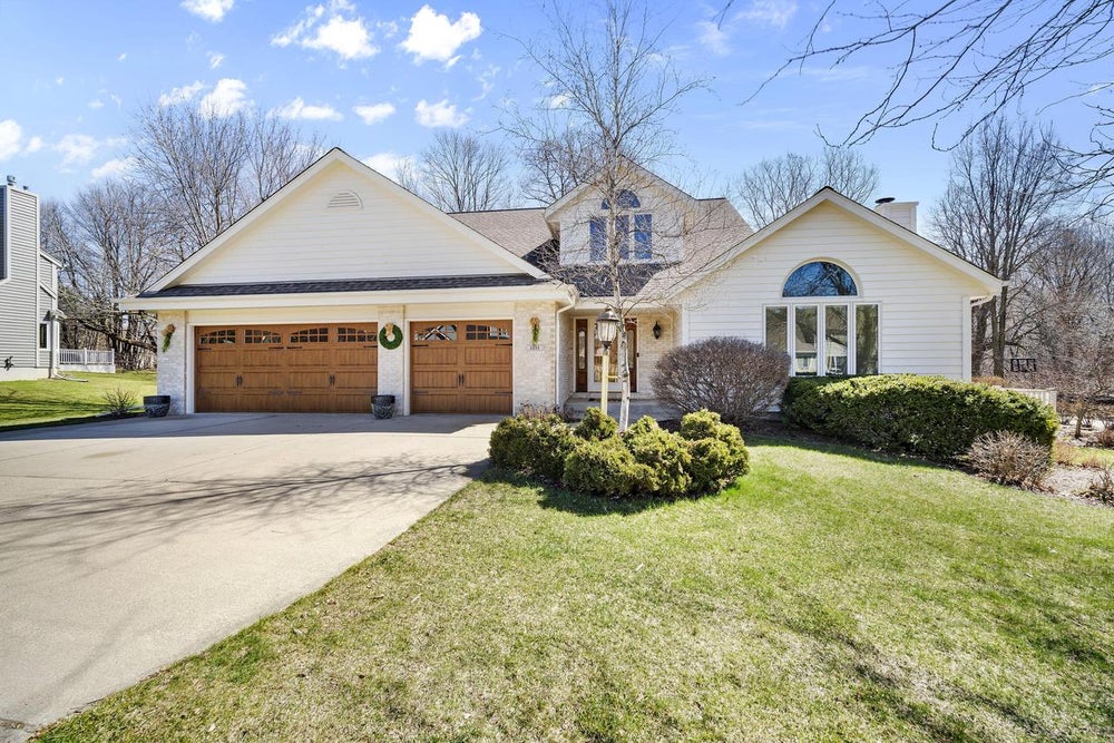 1131 S Silverbrook DRIVE, West Bend, WI 53095 - MLS# 1870941 - Coldwell ...